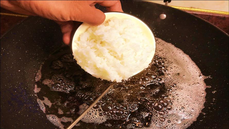 Pour a bowl of leftover rice into a hot oil pan, and it will become ...