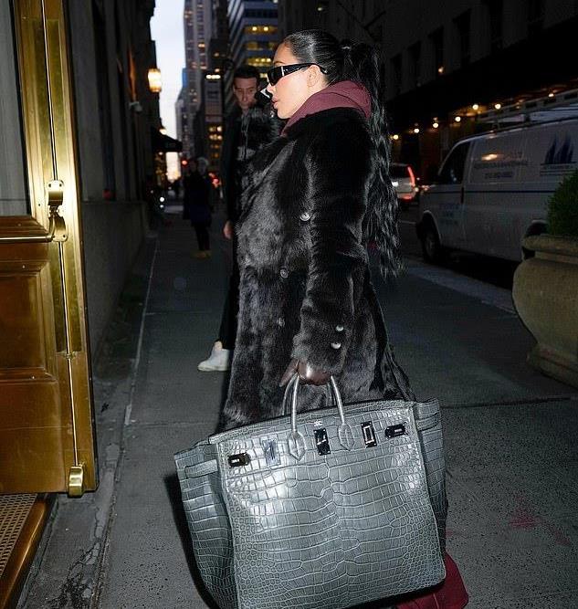 Kanye and his wife's pair of eye-catching bags! The sweet wife hugs the ...