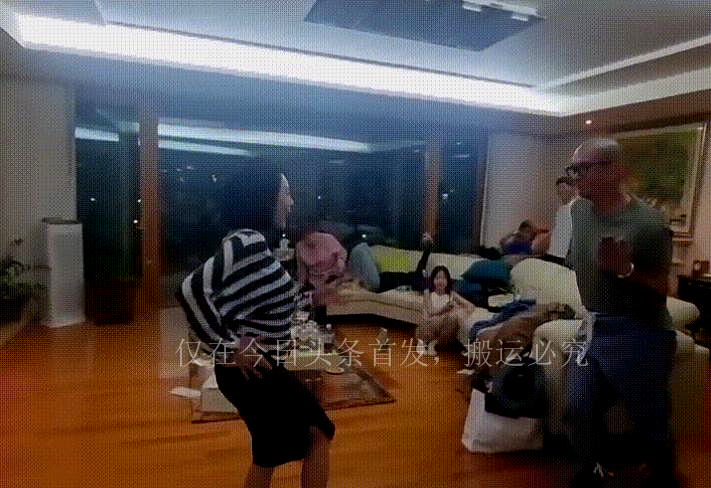 Little SKoo Jun-yup's intimate dance at home, twisting waist and strapless straps to avoid ...