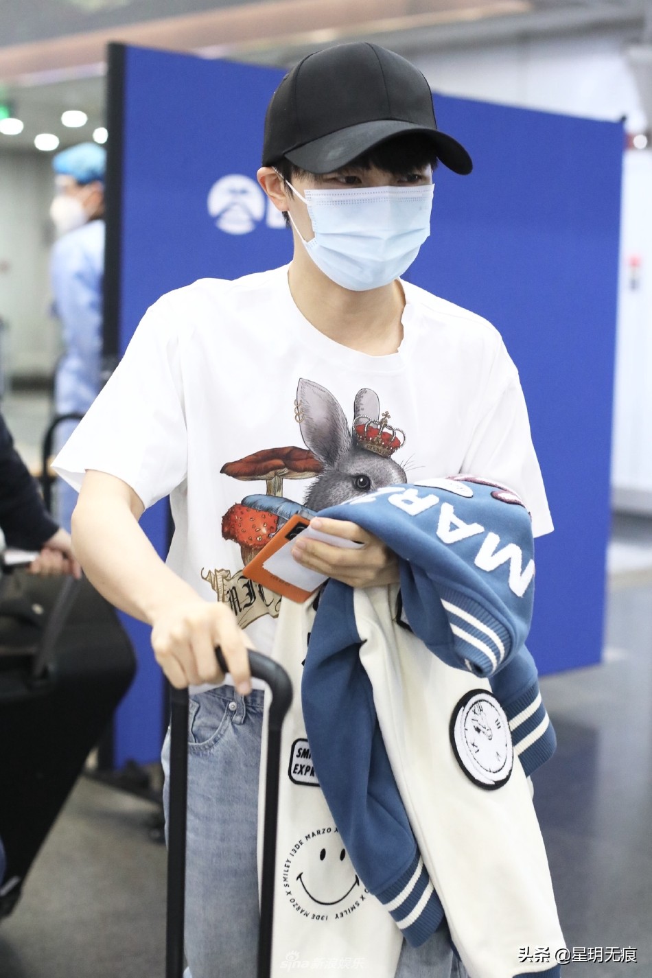 Zhou Shen's white T-shirt and jeans appeared simple and casual, and ...