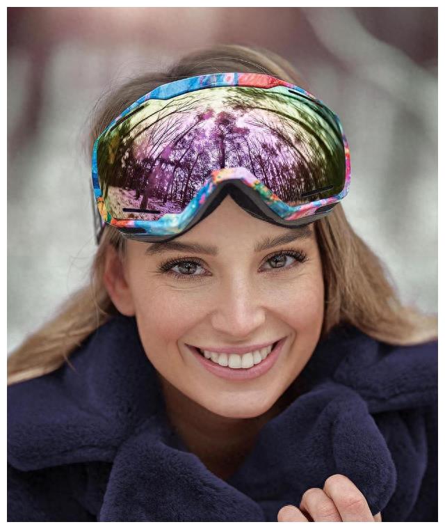 Julia Rmmelt a beautiful lady with a super nice smile - iMedia