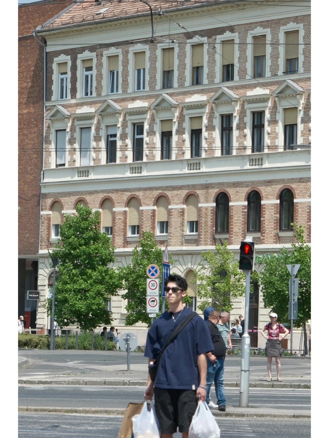 Xu Guanghan's "Chinese Restaurant" Reuters wears two outfits, quack ...
