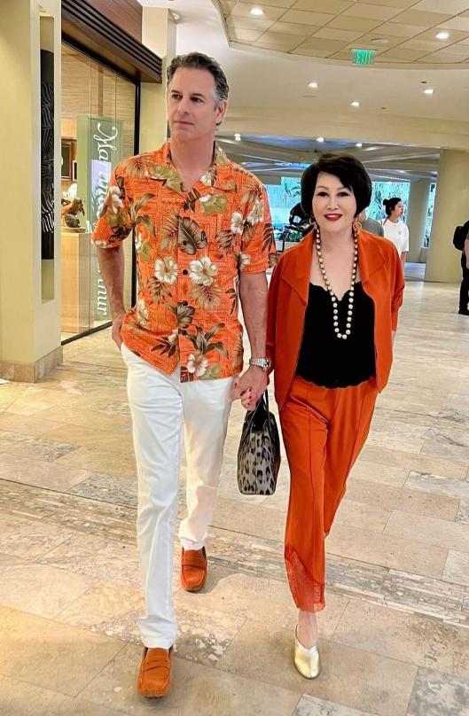 73-year-old Jin Yuxi made public his love affair, clasped his fingers ...