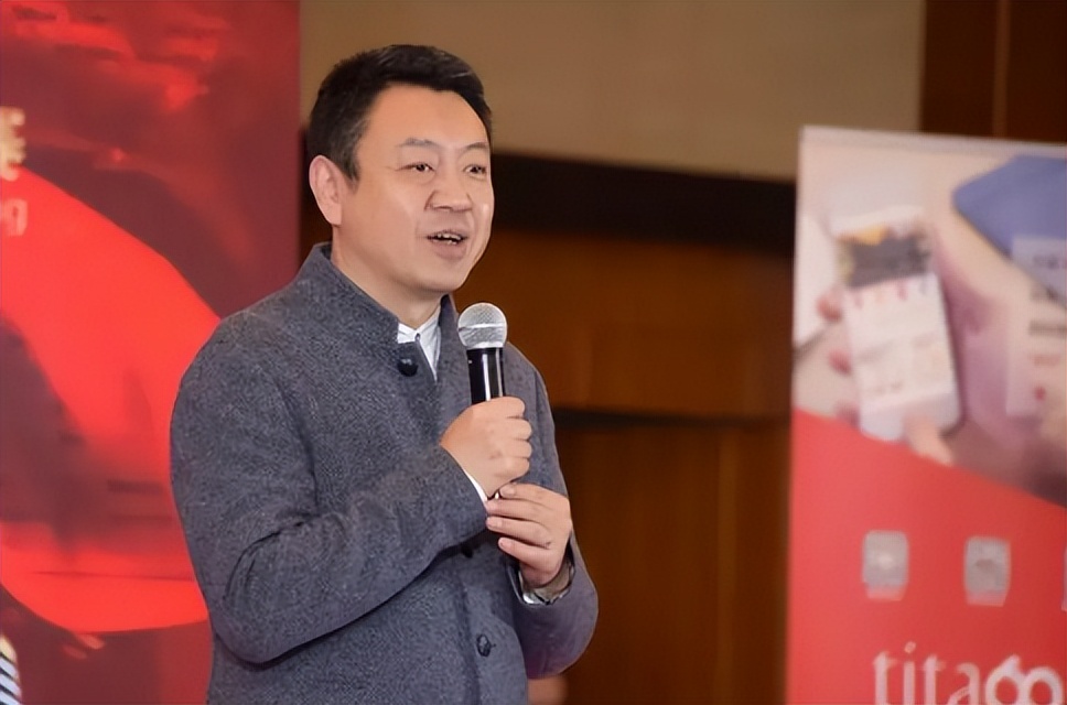 Yang Liu: known as the most handsome anchor of CCTV, married a wife 10 ...