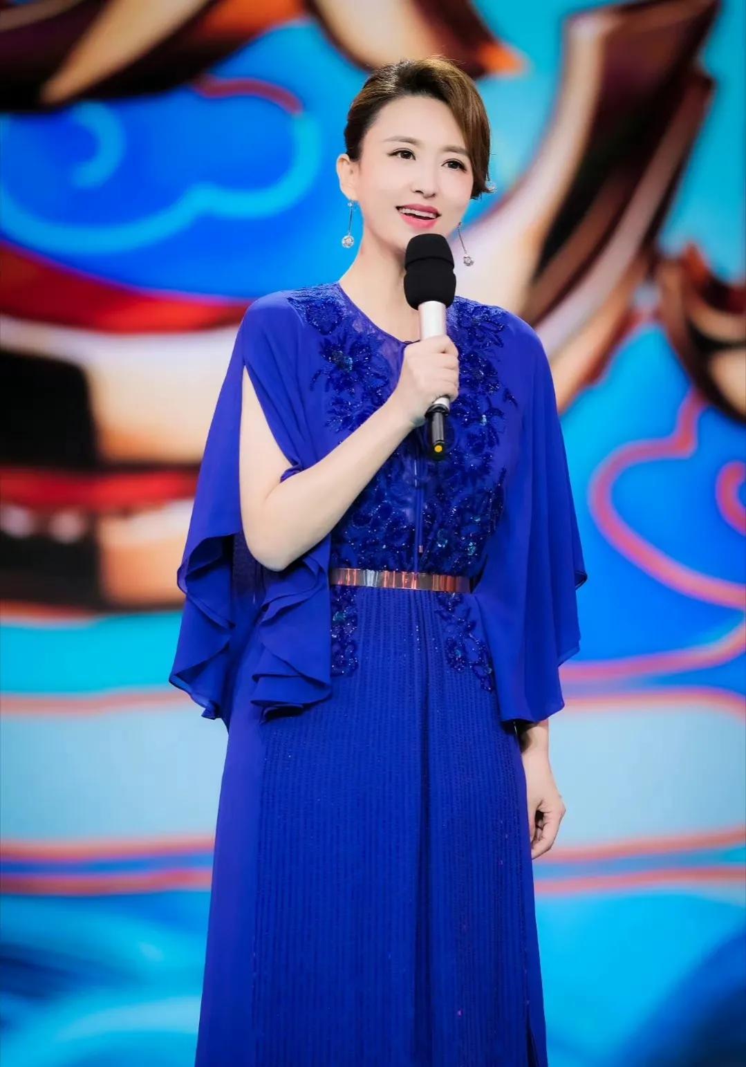 The scar on host Zhang Lei's leg is distressing, let's put on stockings ...