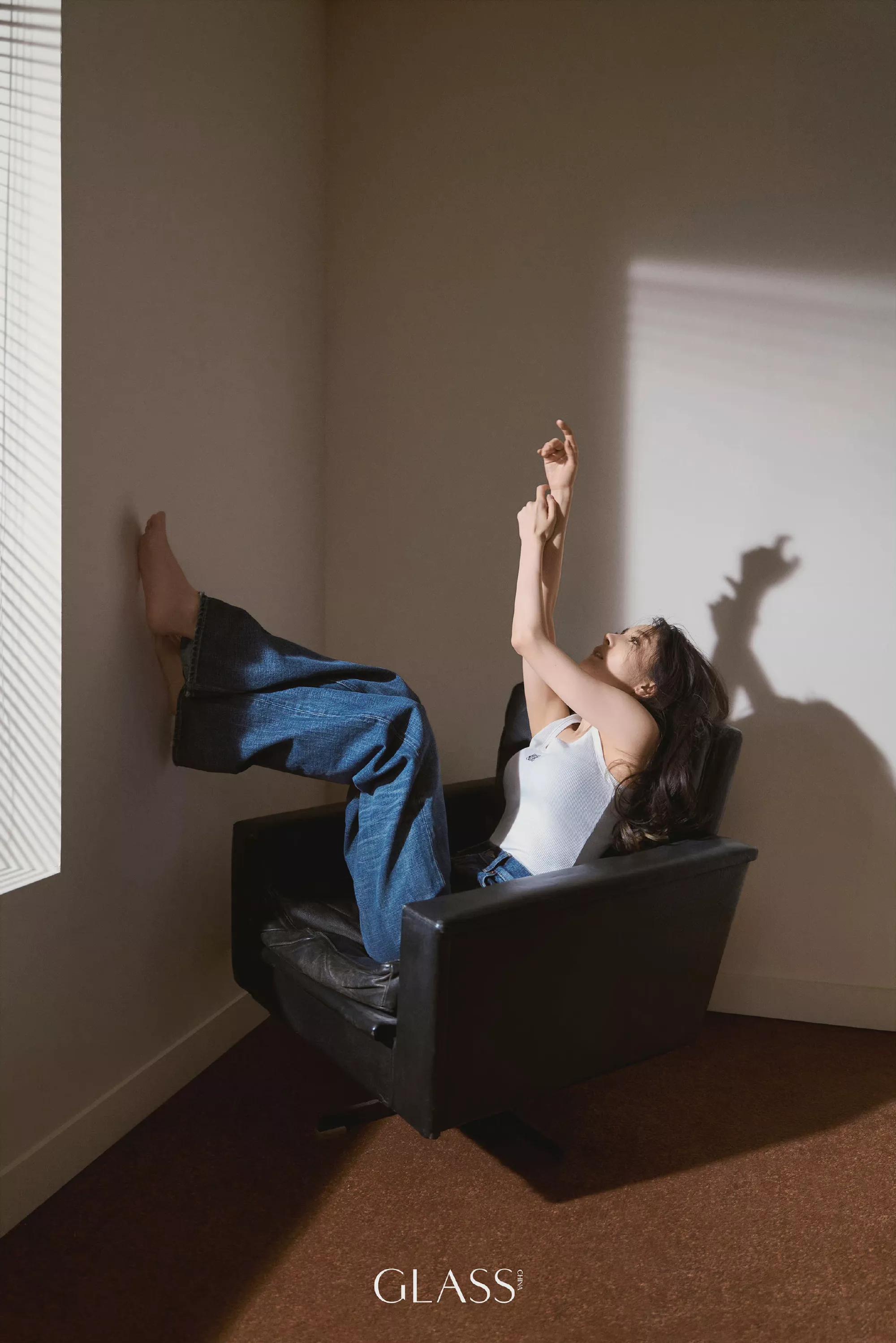 Yang Mi's latest magazine style is pure and lustful - iNEWS