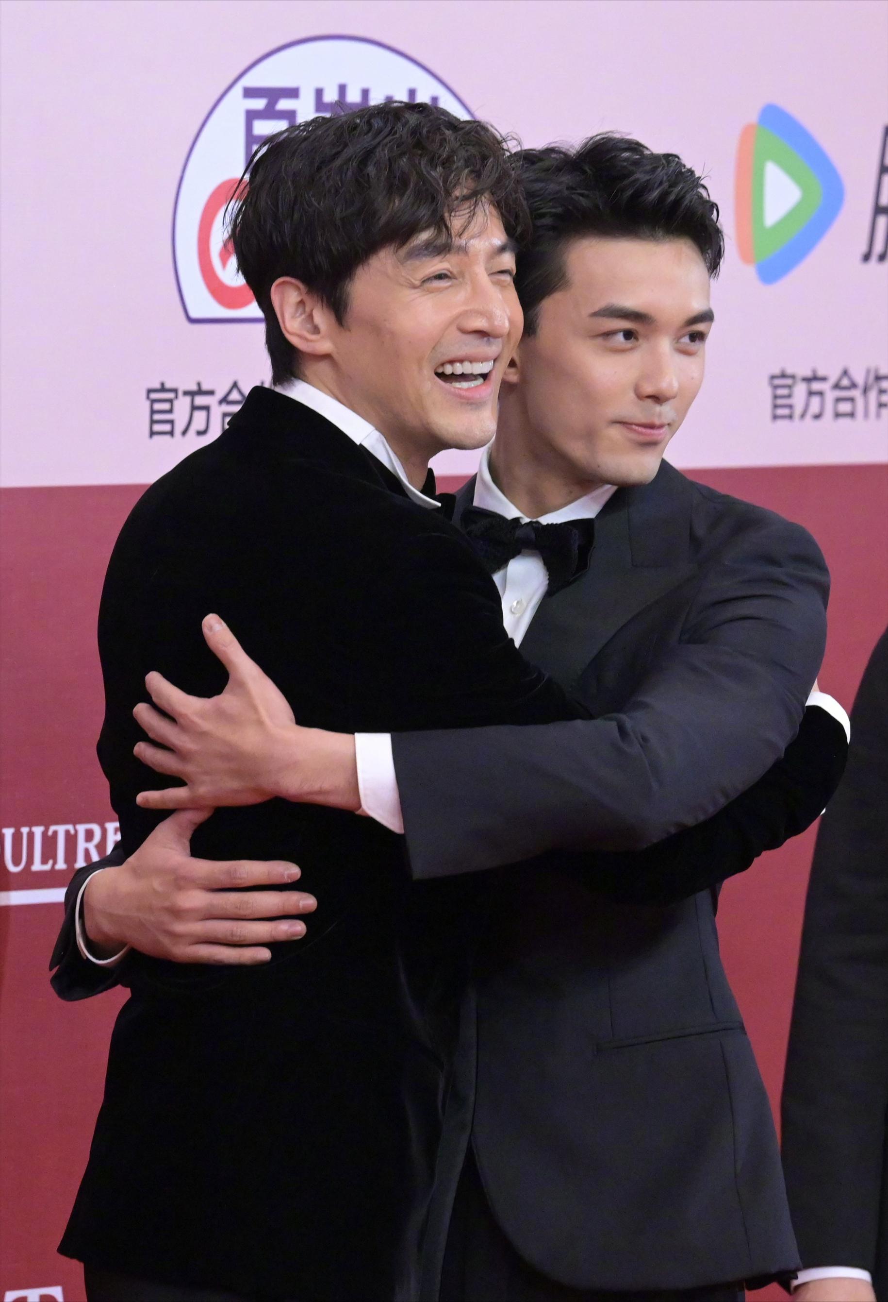 After many years, Hu Ge and Wu Lei were on the same stage again. When Hu Ge hugged Wu Lei again ...