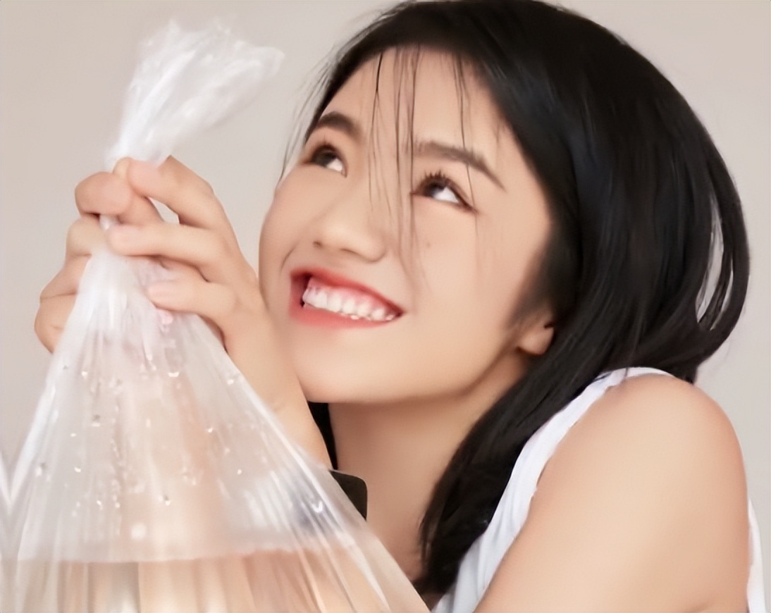 Cui Jin hugged Li Leyou with one hand, and bluntly said that if it weren't for her appearance, I ...