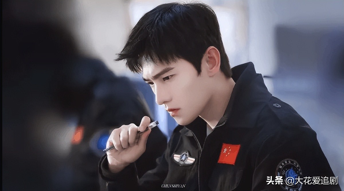 Yang Yang's new drama is broadcast, Yang Yang in military uniform is so ...