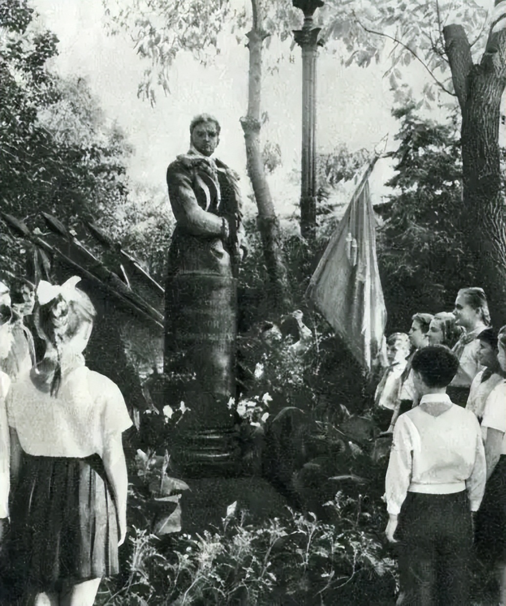 Another monument to ex-Soviet heroine Zoya torn down in Ukraine - iNEWS