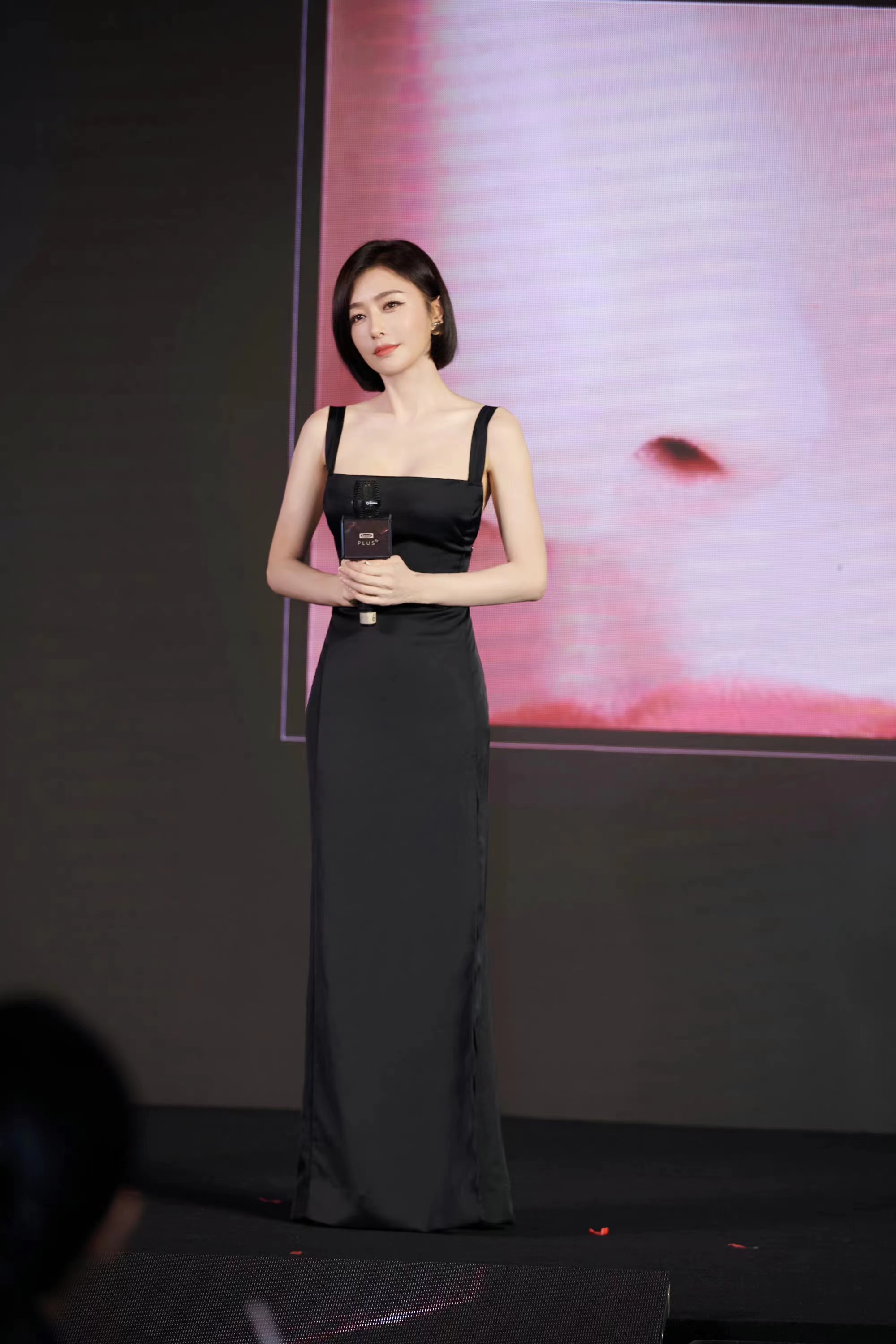 Qin Lan attended the event, wearing a long black suspender dress is ...