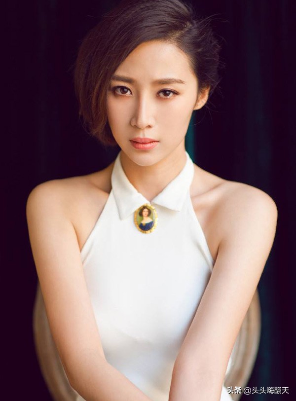 Zhao Zihui's long legs are eye-catching and her gestures are ...