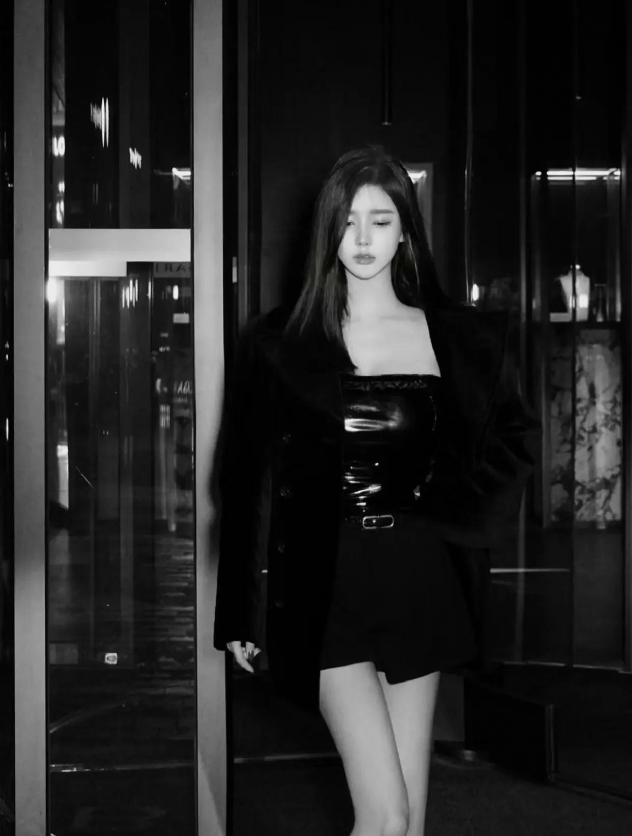 Ms. Han Ying's outfits and photo shoots - iMedia