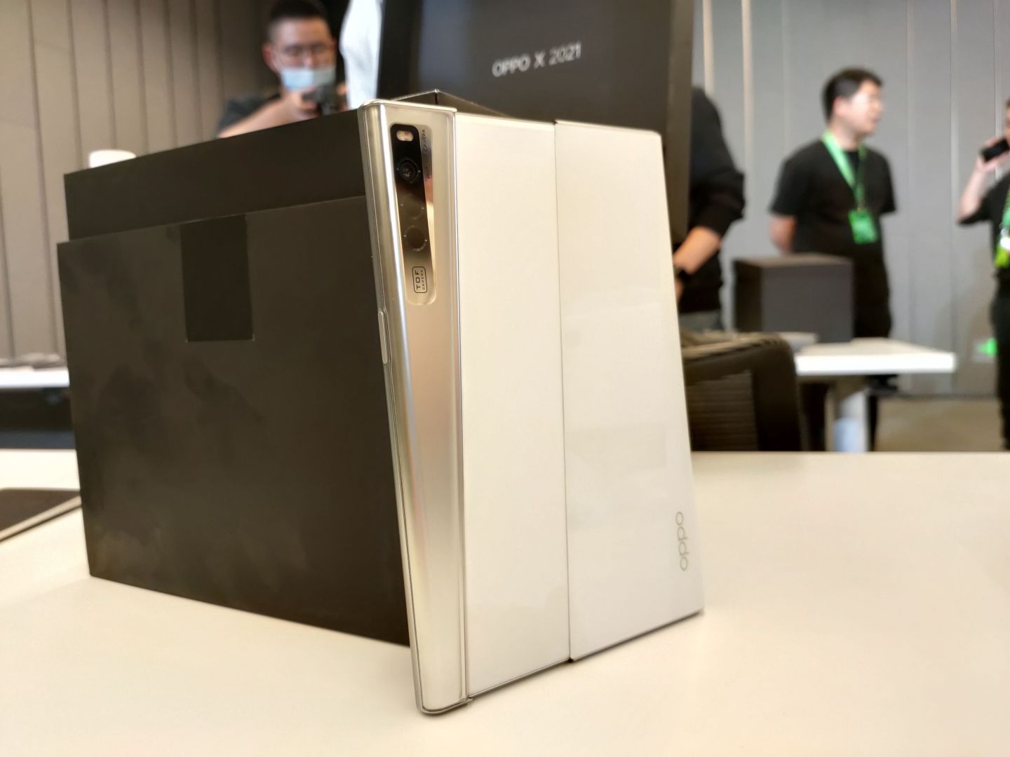 A new direction for the future?OPPO discloses two-way flexible screen ...