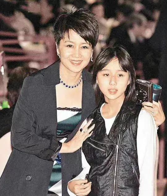 Stanley Ho's eldest daughter and youngest daughter are 52 years apart ...