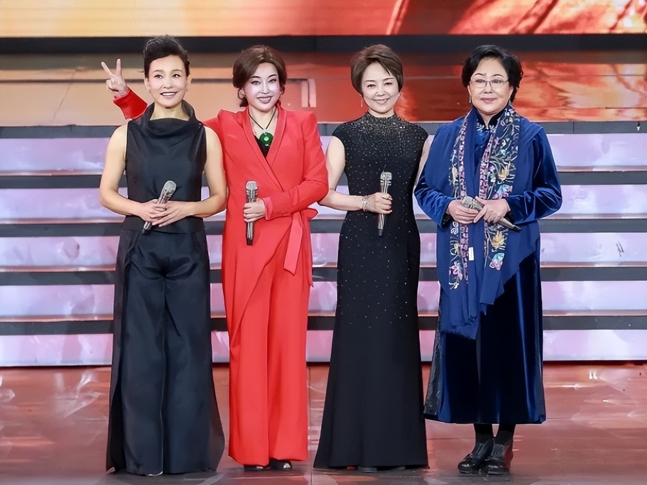 Liu Xiaoqing and Zhang Yu are all born in the 50s. One is beautiful in ...