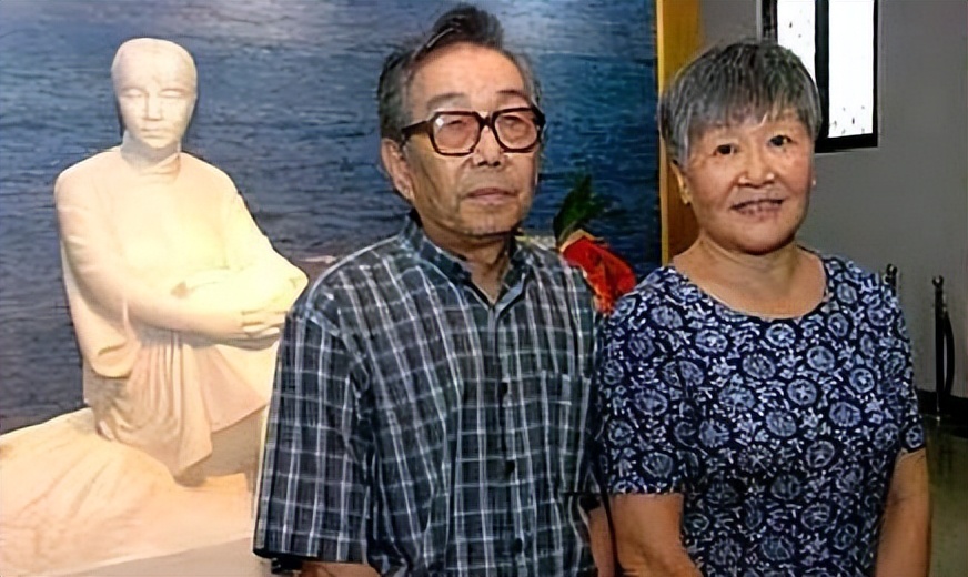 His son Wu Ping was messing with flowers and grass, his wife went to ...