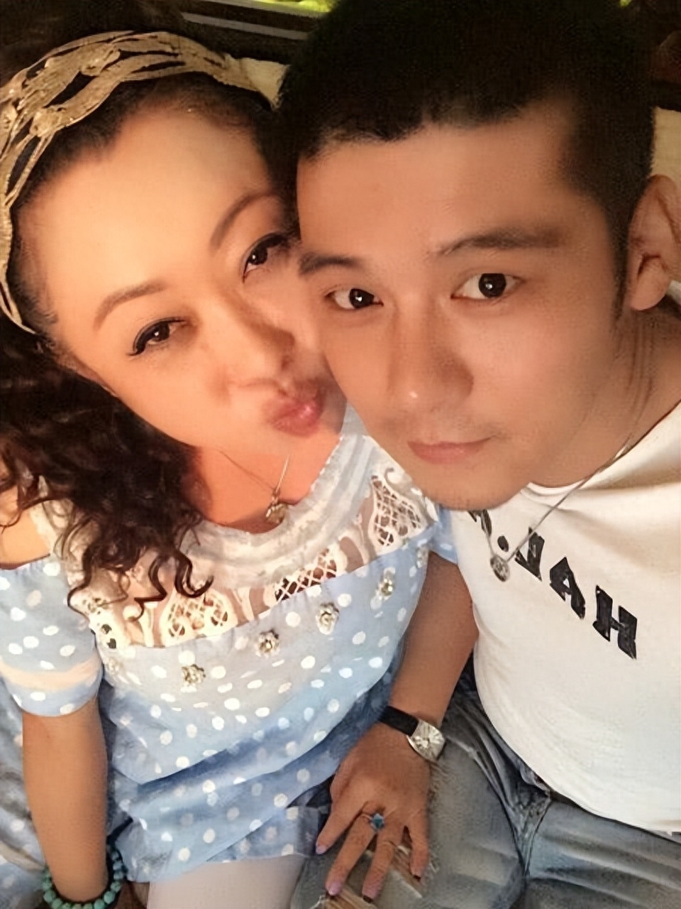 The 57-year-old actress Zhang Haiyan is suspected of keeping a 20-year-old male model, showing ...