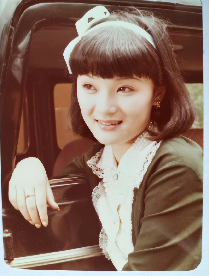 Old photos: Women of the 90s, brightly dressed and energetic - iNEWS
