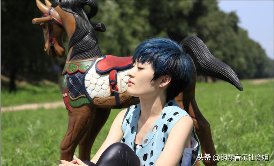 Singers fight fans, there is Yuan Yawei in the front and Zeng Yike in ...