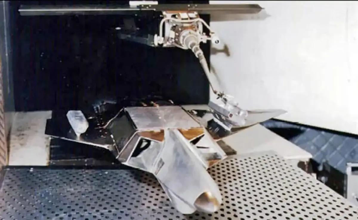 F-22 Raptor with stealth pod mounted under the wing - iNEWS