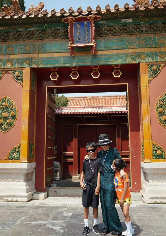 Sun Li Suyan participated in the children's charity sale. She was ...