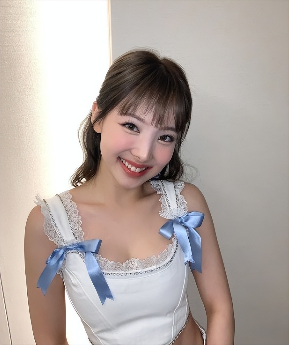TWICE Nayeon's cute signature rabbit teeth have lost their ...