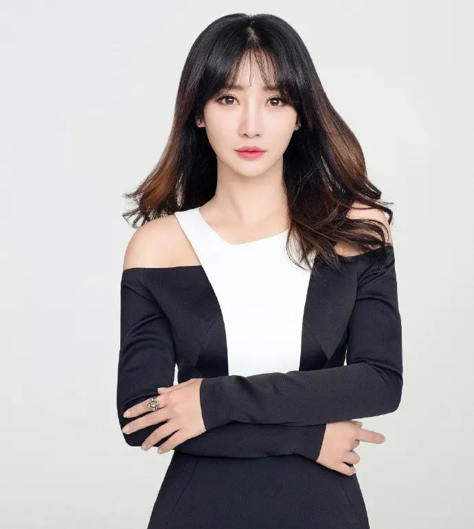 Beautiful singer Liu Yan - iNEWS