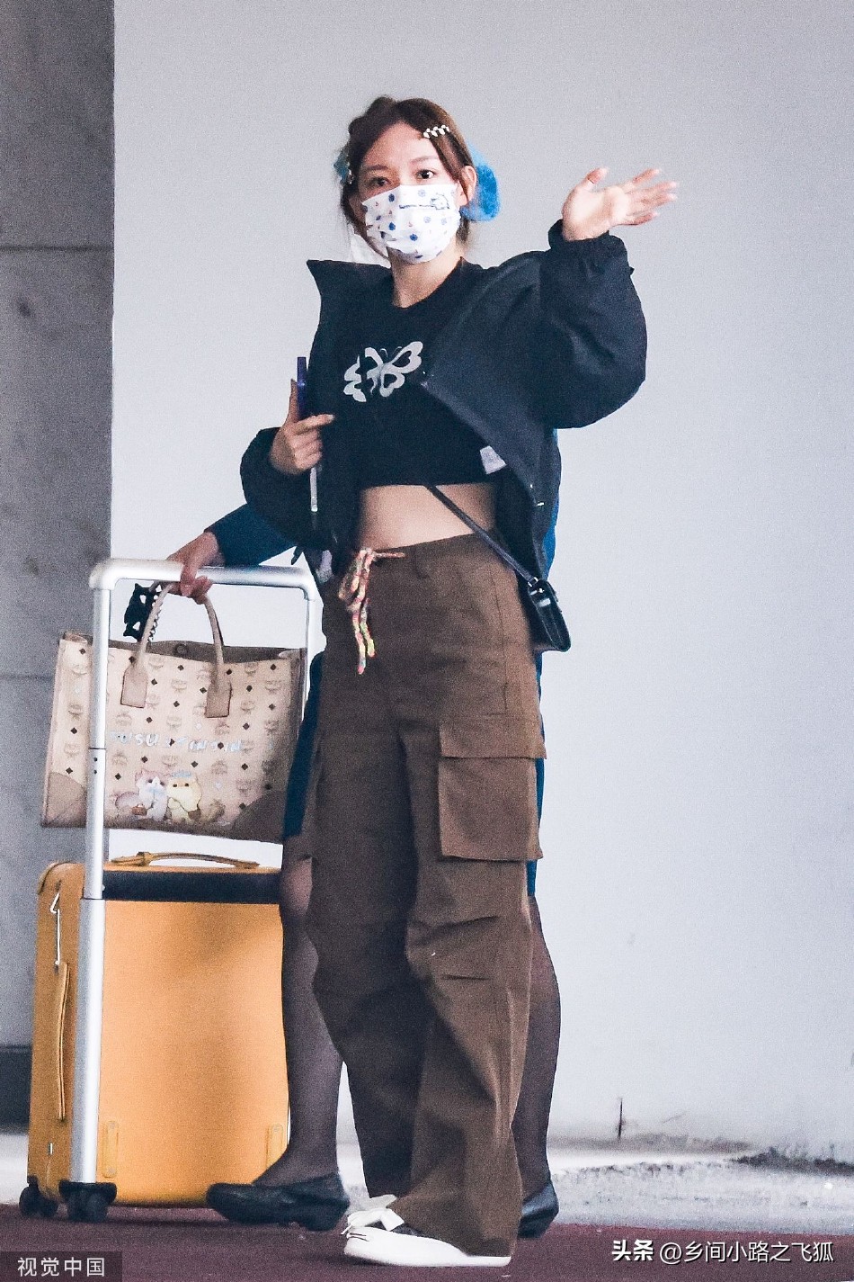 Cheng Xiao wears coffee-colored overalls and shows up at the airport ...
