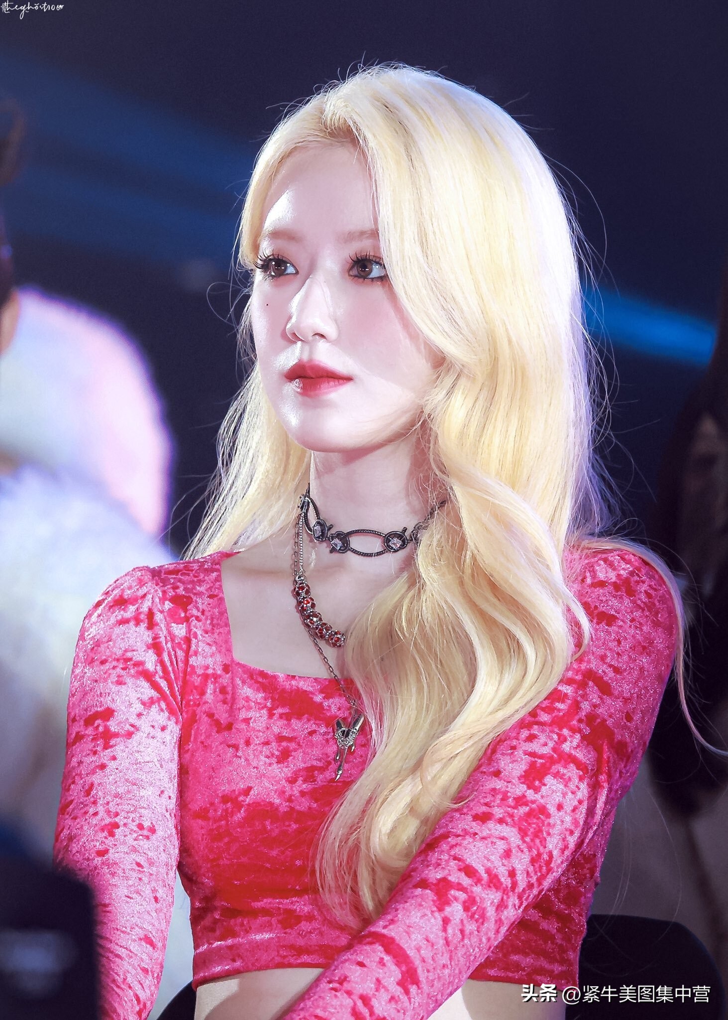 Beautiful picture of Shuhua playing songs on stage - iNEWS