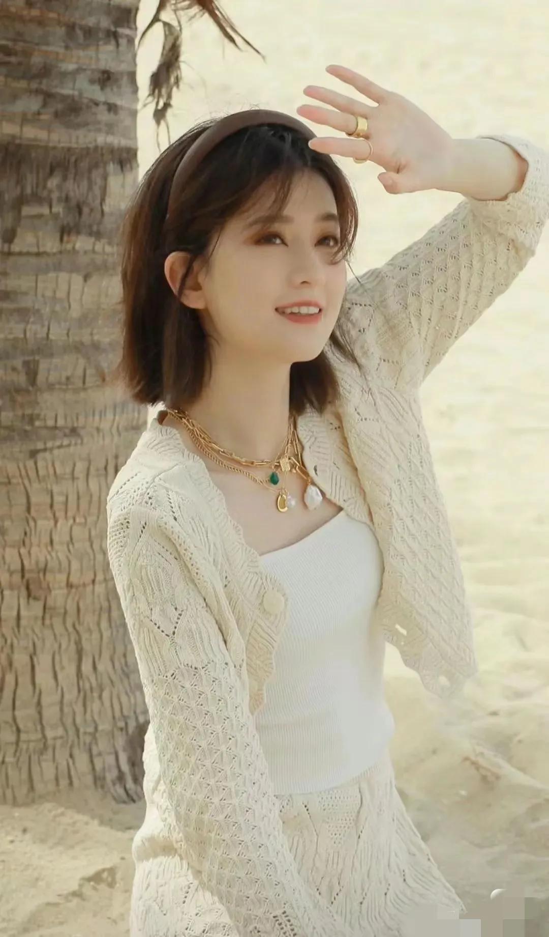 Qiao Xin is bright and enchanting, and her gestures are deeply ...