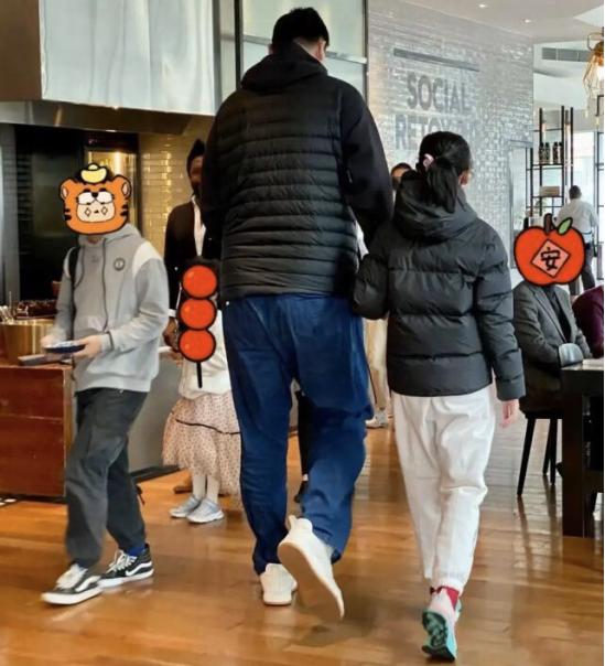 Yao Ming took his daughter out for dinner, and 11-year-old Yao Qinlei ...