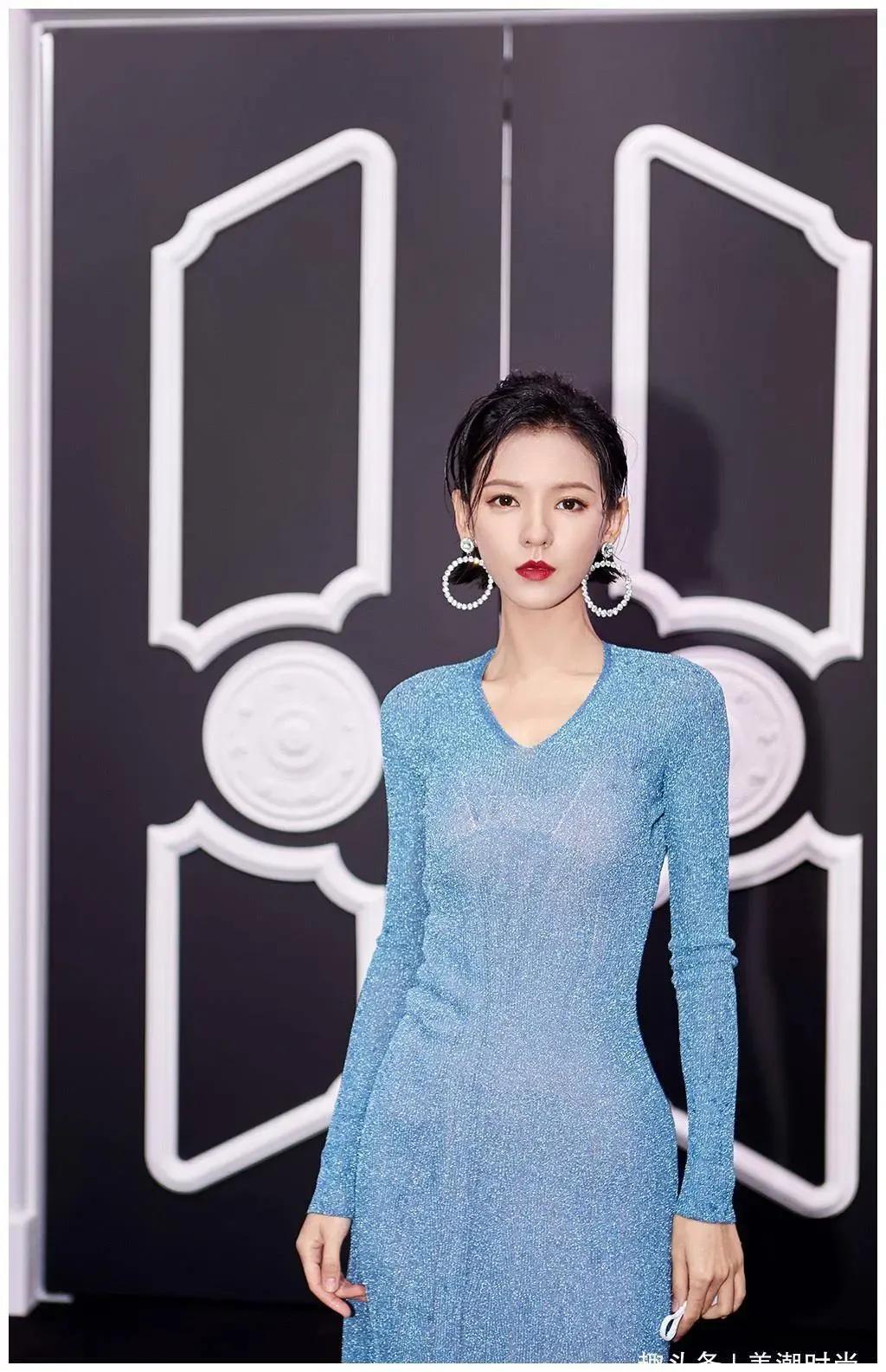 Zhang Yuxi is romantically watching the show in the rain, wearing a ...