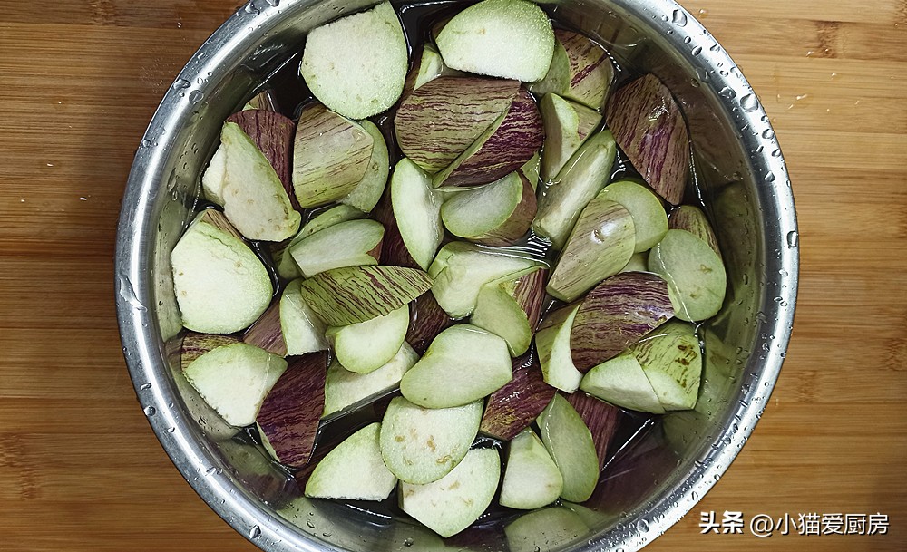 Braised eggplant in this way has a sweet and sour taste, not greasy at ...