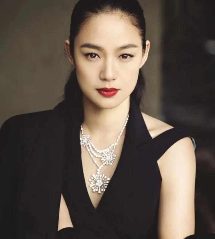 10 Female Celebrities With Flat Faces, But More and More - iNEWS