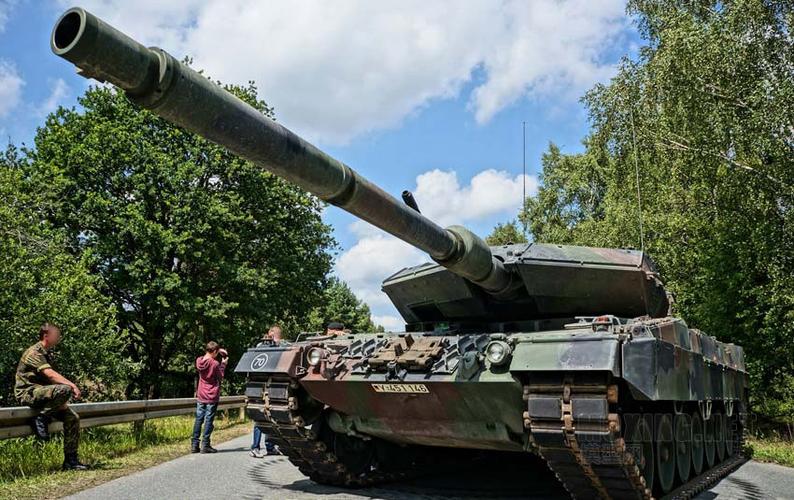 The King of Land Leopard 2A7 main battle tank, slinging the American ...