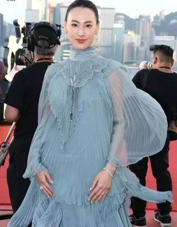 Liang Luoshi looks aristocratic on the red carpet after a long absence ...