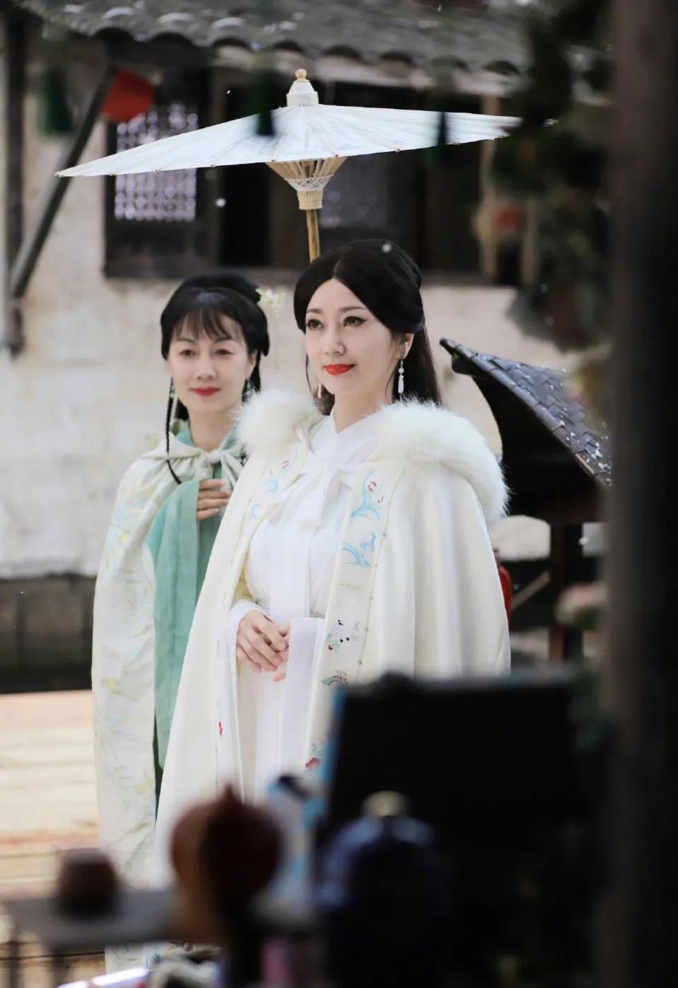 Zhao Yazhi posted a post on Weibo in white clothes and ancient costumes ...