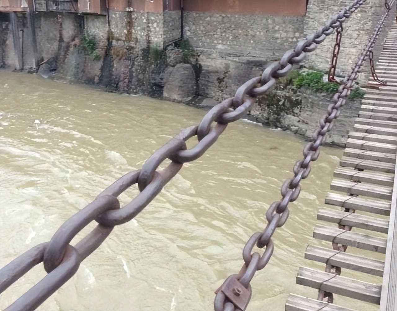 How was Luding Bridge built? How did the 13 iron cables of 40 tons be ...