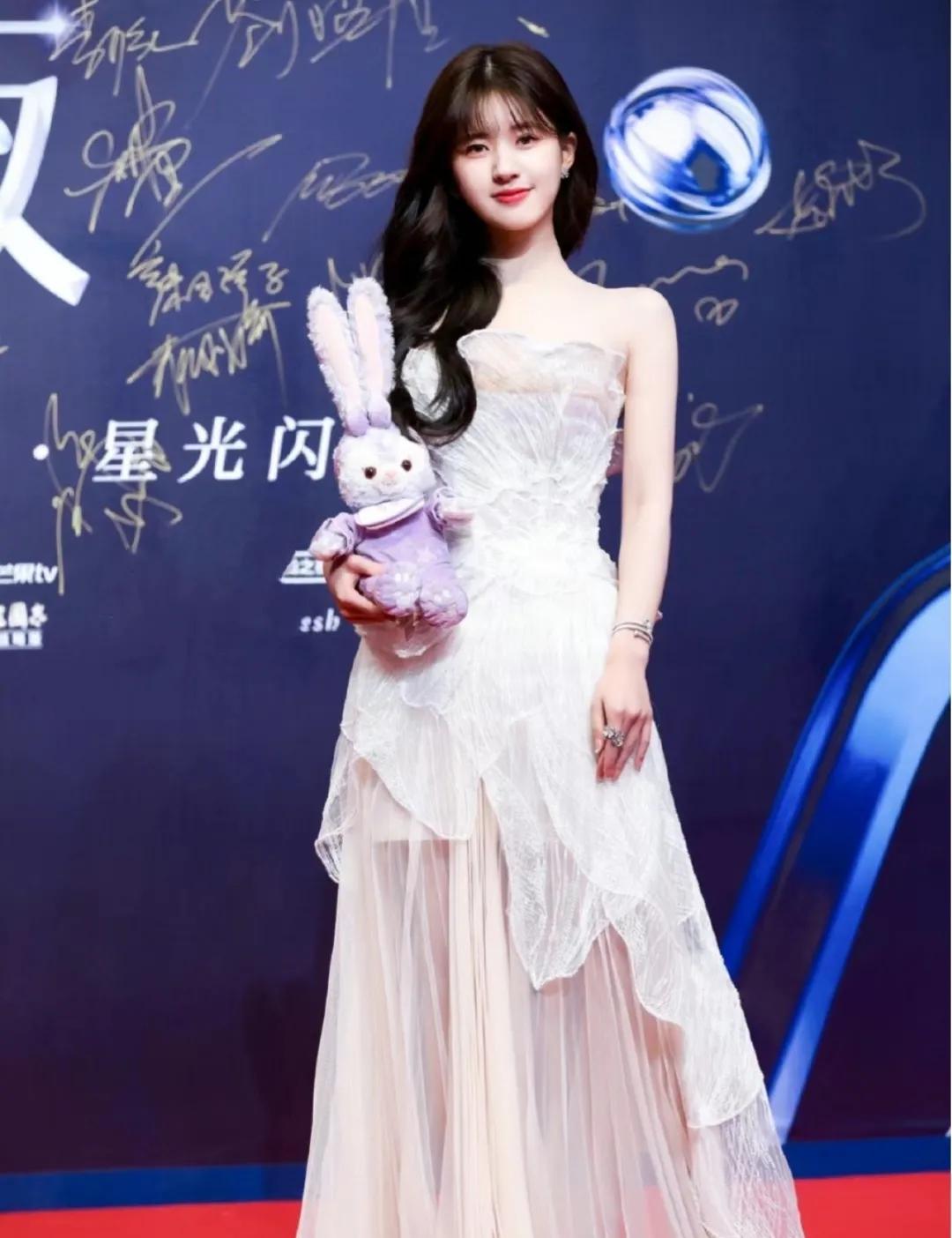 Zhao Lusi red carpet picture - iNEWS