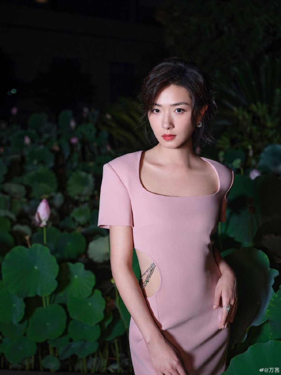 Wan Qian is wearing a pink waistless dress!Stunningly beautiful body ...