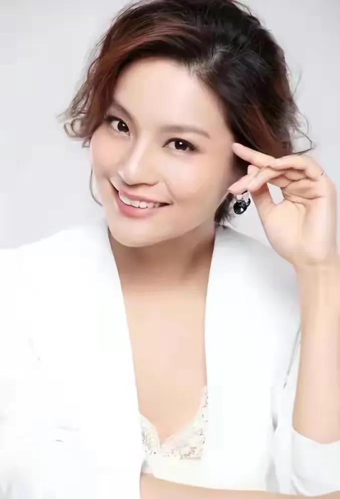 CCTV beauty Meng Shengnan is still alone - iNEWS