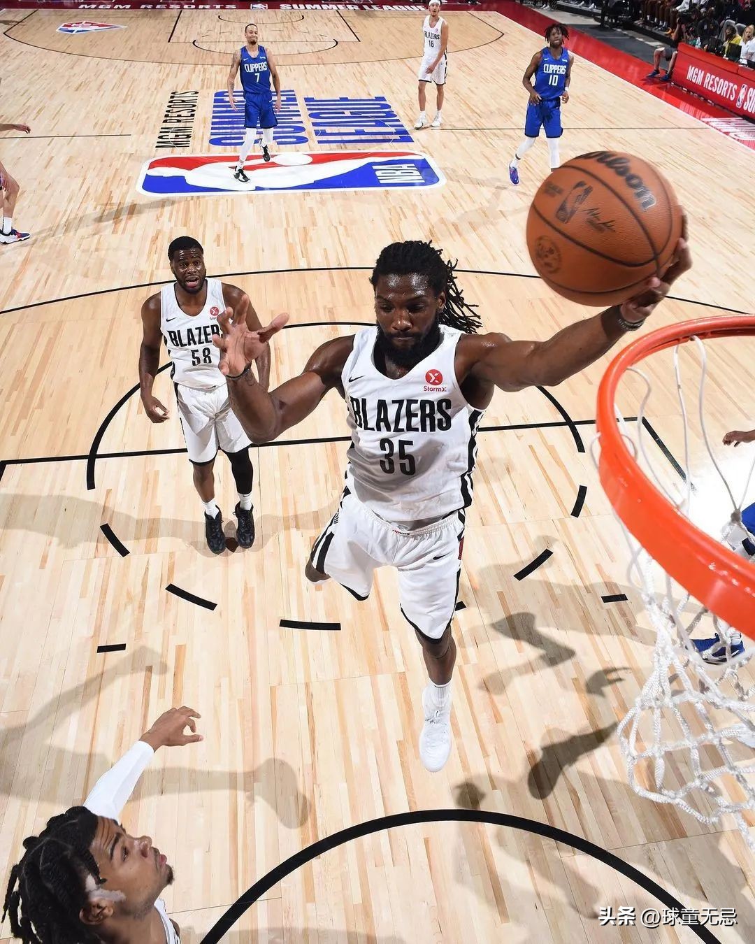 Signed!Officially say goodbye to the NBA!Another rebounding monster ...