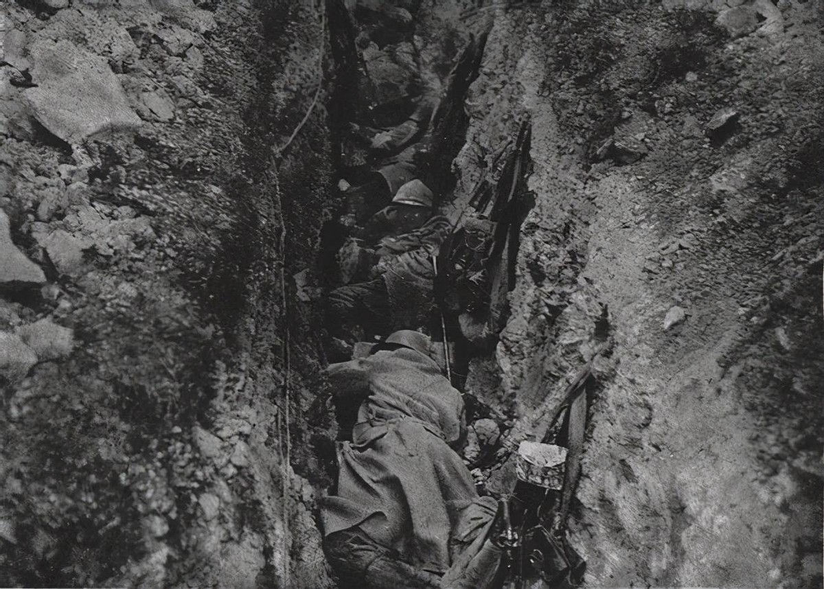 In 1914, what key role did trench warfare play in the military? - iNEWS