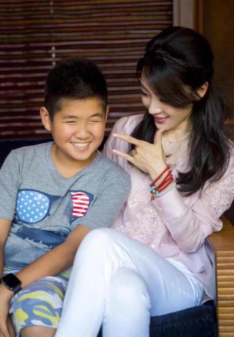 Chen Shu's husband and the mysterious woman have been photographed many times. Chen Shu shows ...