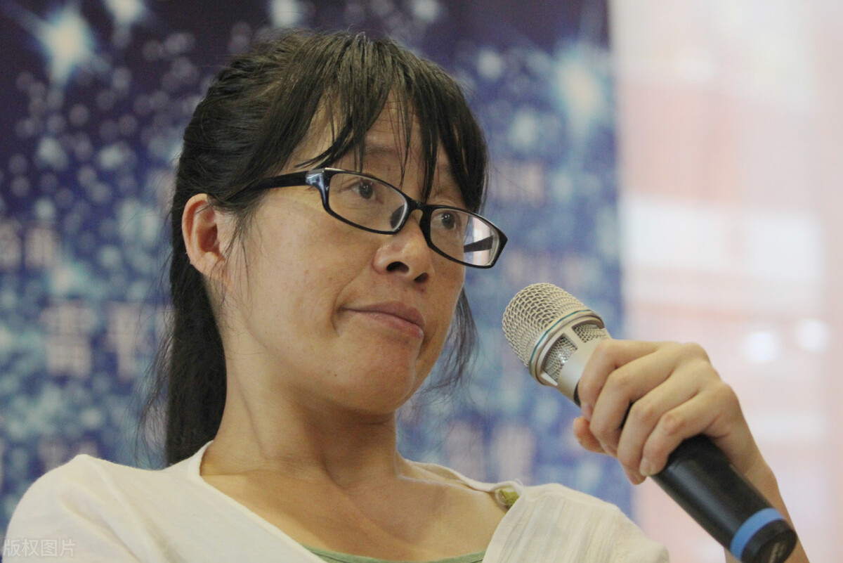 Poet Yu Xiuhua, hundreds of slaps in the middle of the night, who will ...