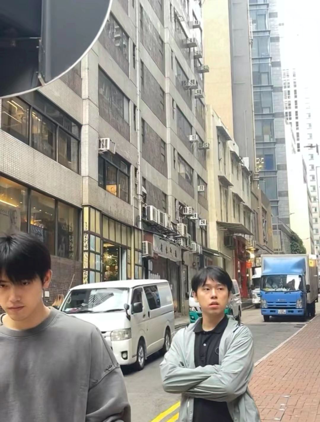 Chen Feiyu and his elder brother met by chance. The elder brother ...
