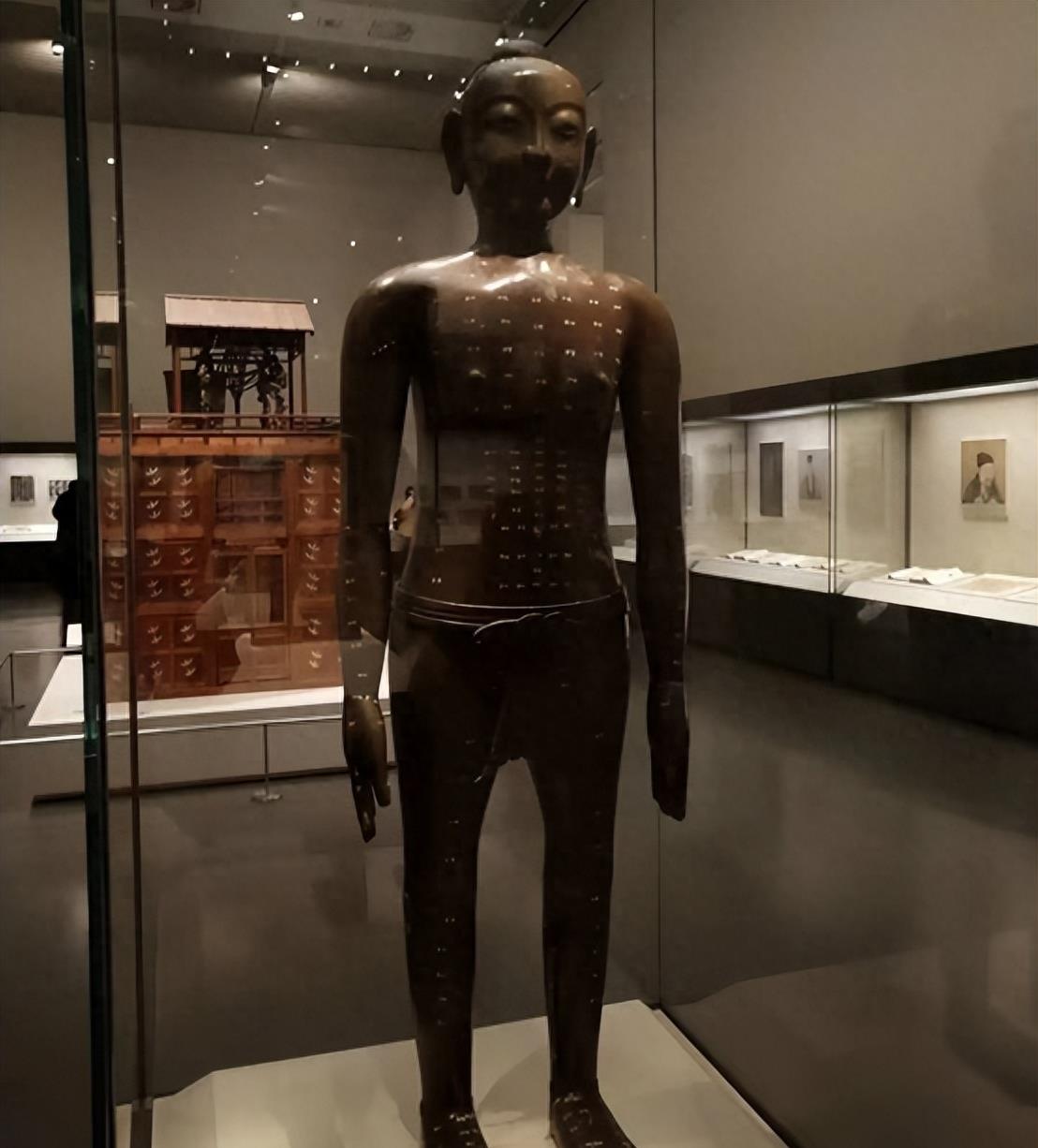 Japan's strange "acupuncture bronze man" has caused an uproar in the ...