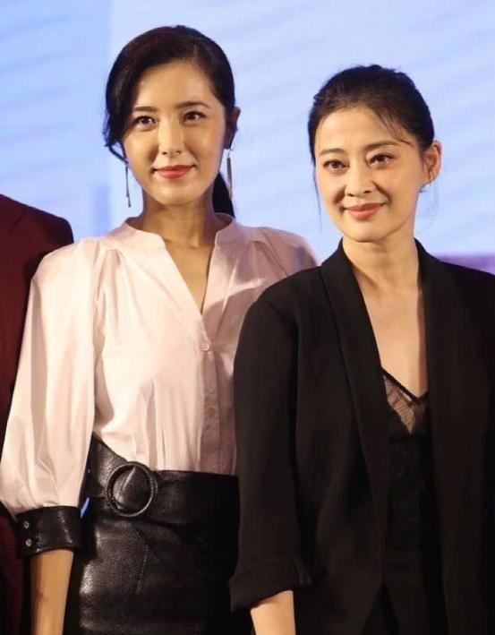 Zeng Li and Mei Ting are in the same frame, but one year old is full of ...