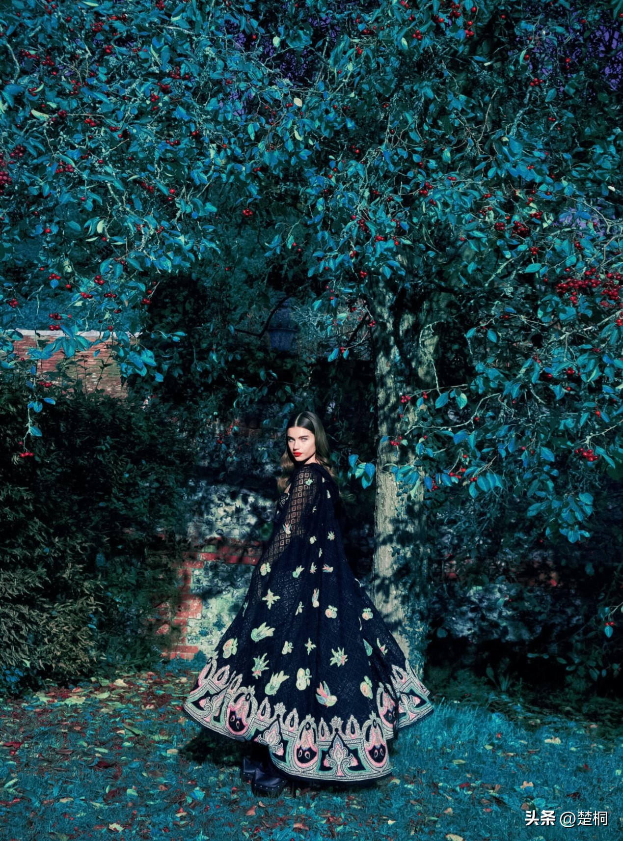 American supermodel Megan Roach, spring private garden style fashion ...